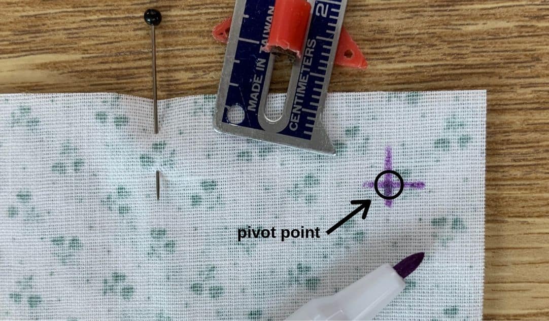How to Accurately Pivot Stitch Corners - The Ruffled Purse®
